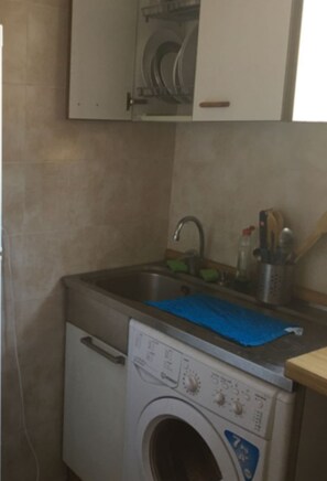Um frigorífico, um micro-ondas, um forno, uma placa de cozinha 