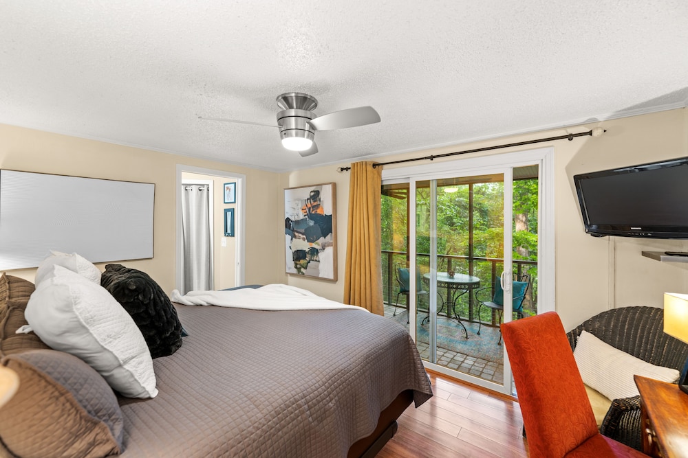 Pet-friendly Chalet, Tucked In The Trees And Only 3 Minutes To Downtown! - Asheville, NC
