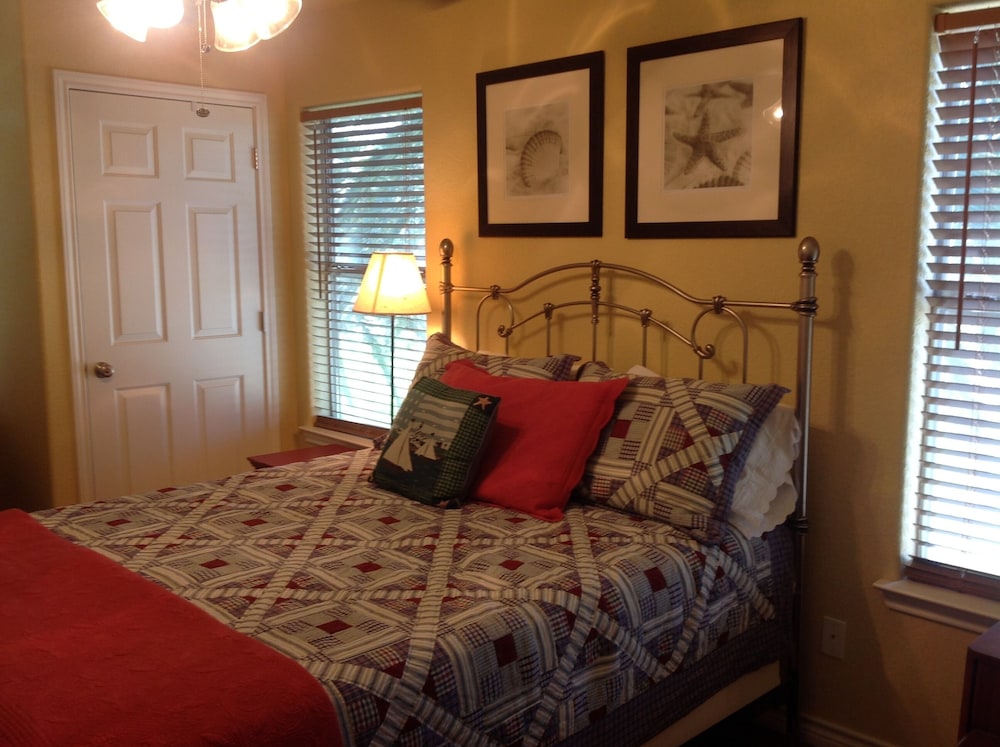 Charming Beach House In Rockport!! Come Relax And Enjoy!! - Rockport, TX