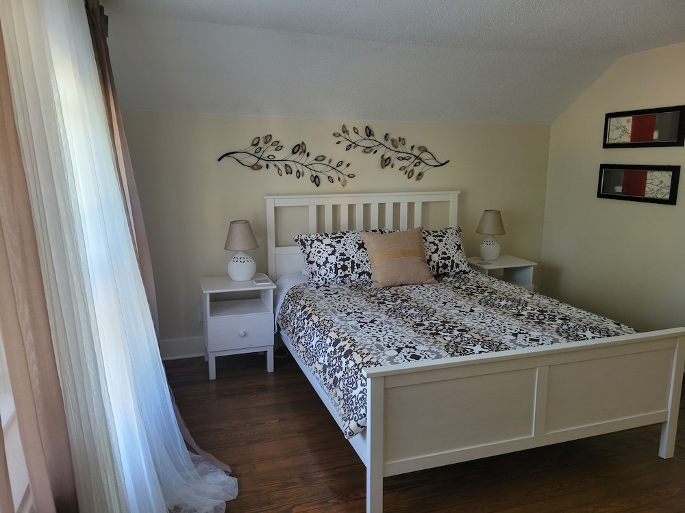 Downtown Bungalow Near Beach - New Buffalo, MI