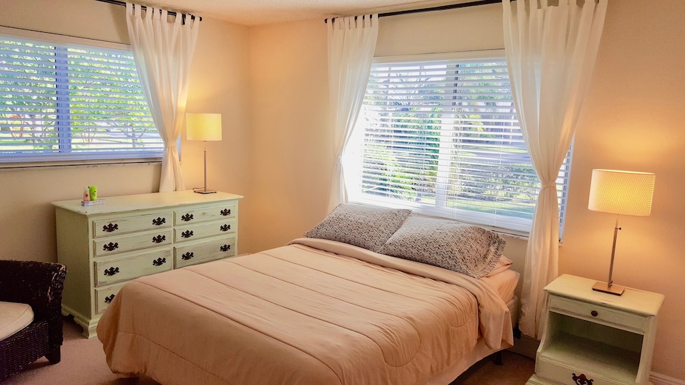 Niko's Beach Home Perfect Location In The Cove - Deerfield Beach, FL