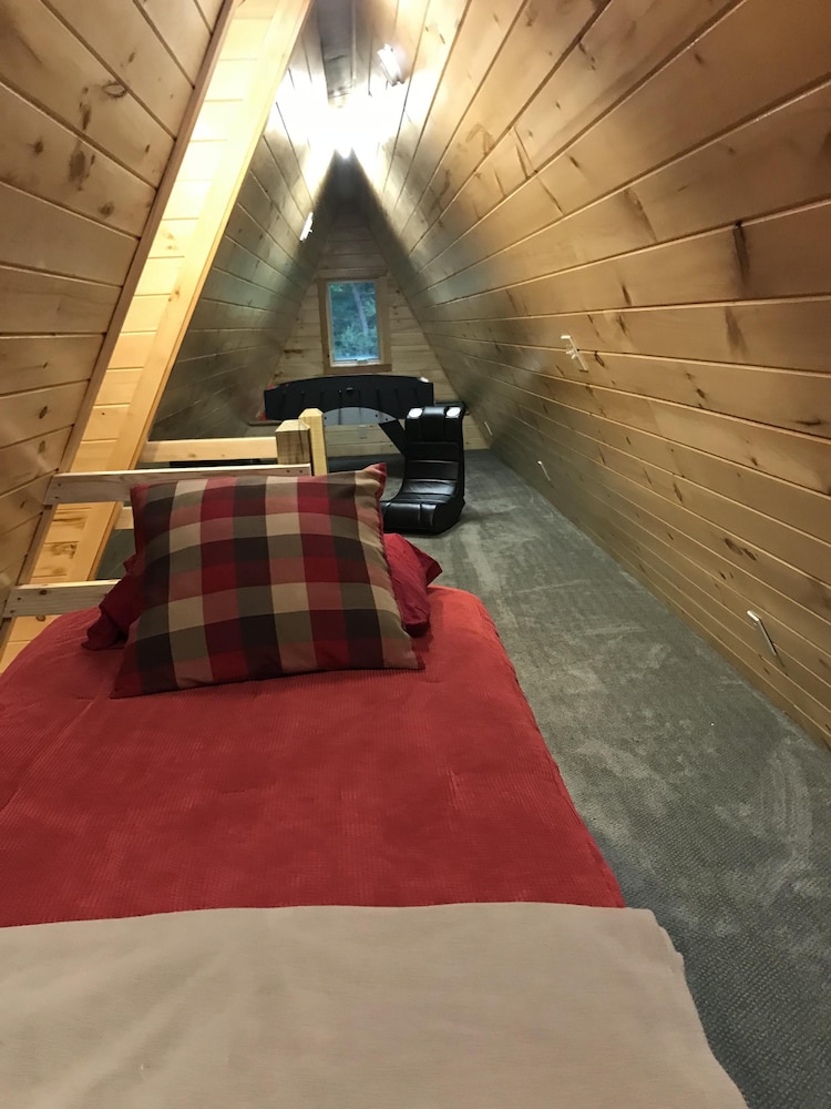 Overlook Watauga Lake, Log Cabin- Boat Dock, Hot Tub & Fire Pit - Watauga Lake, TN