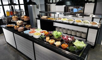 Pequeno-almoço self-service diário mediante uma taxa