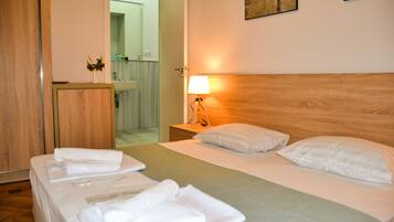 Quarto casal ou duplo standard, sacada | Frigobar, individualmente mobiliados, cortinas blackout