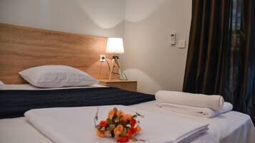 Quarto casal ou duplo standard, sacada | Frigobar, individualmente mobiliados, cortinas blackout