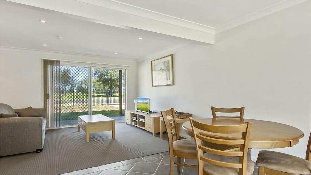 Hibiscus Close Beach Front Living - Long Beach