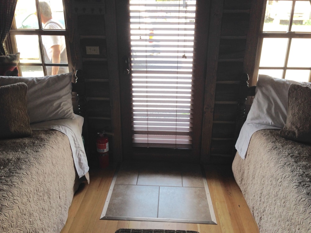 Trapper Cabin 259.00 Night Every Night - 1 Night Min - No Cleaning Fee - West Yellowstone, MT