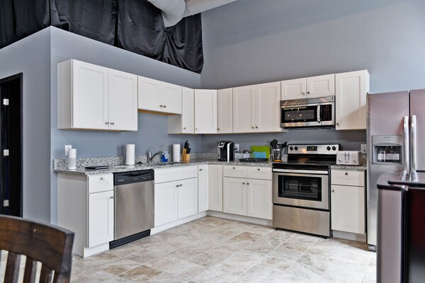The Jedi Temple (Sleeps 28 | Walk To Attractions) - St. Louis, MO