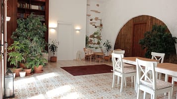 Café da manhã com buffet grátis todos os dias