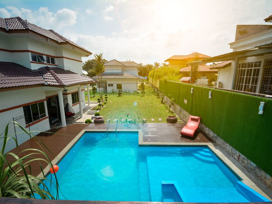 Piscina exterior, guarda-sóis