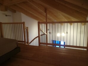 Apartamento | Roupa de alta qualidade, minibar, cofre no quarto, secretária 