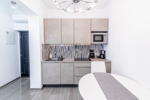 Apartamento elite | Cozinha privada | Geladeira, micro-ondas, fogão, cooktop