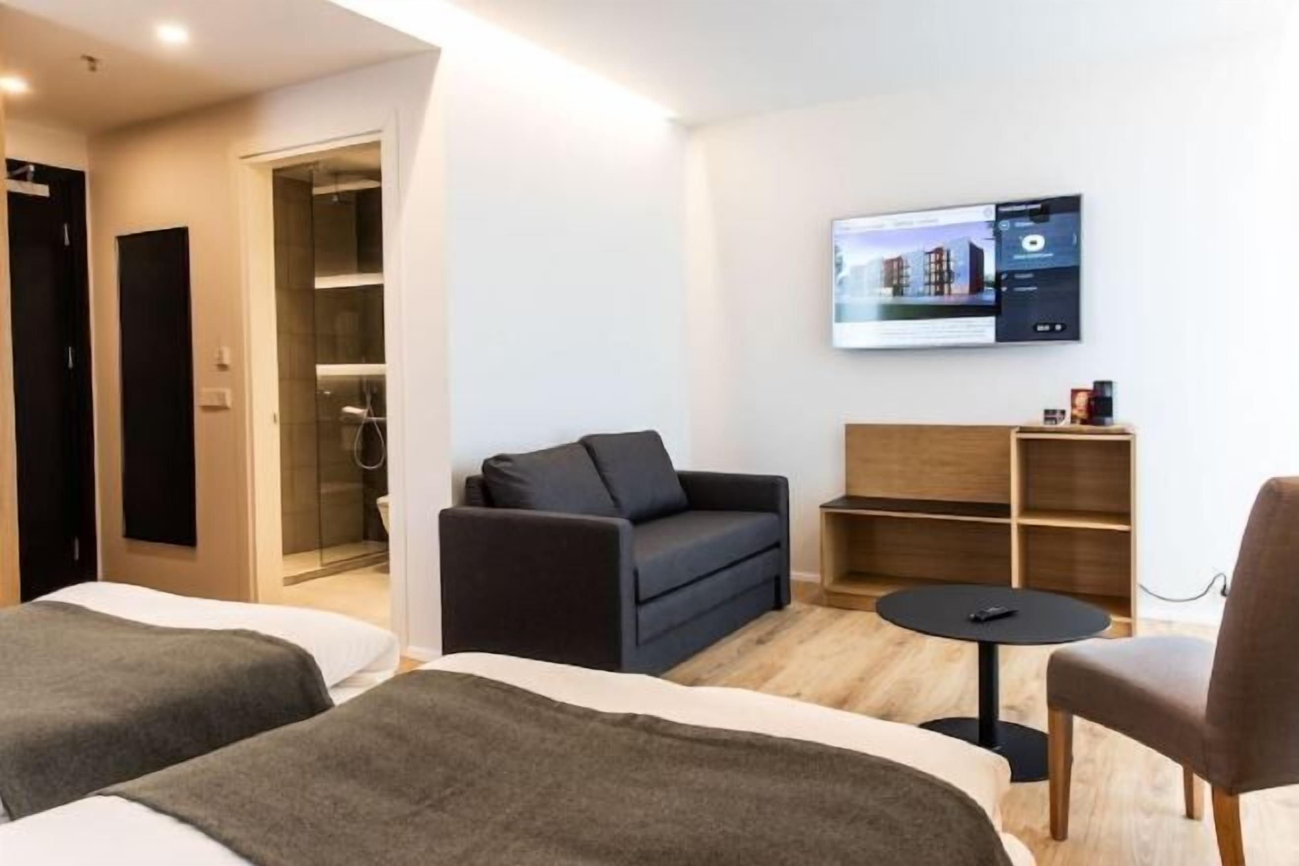 Minibar, cofre com capacidade para portátil, secretária 