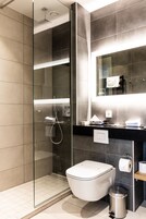 Quarto Duplo ou Twin Superior | Casa de banho | Um polibã, um chuveiro fixo, artigos de higiene pessoal grátis 