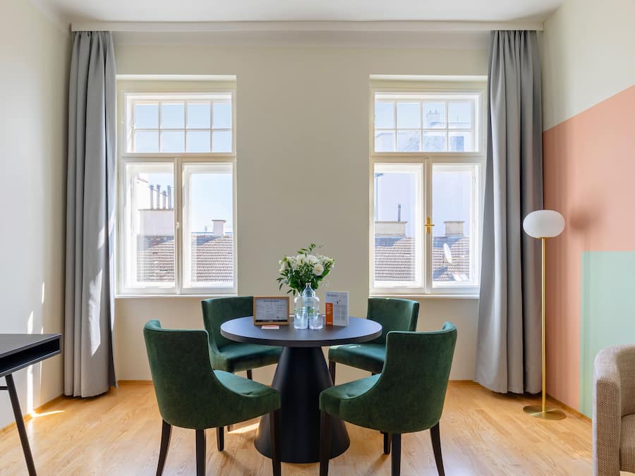 Apartamento, 1 quarto | Sala de estar | Televisor de ecrã plano de 49 polegadas com canais por cabo, televisor