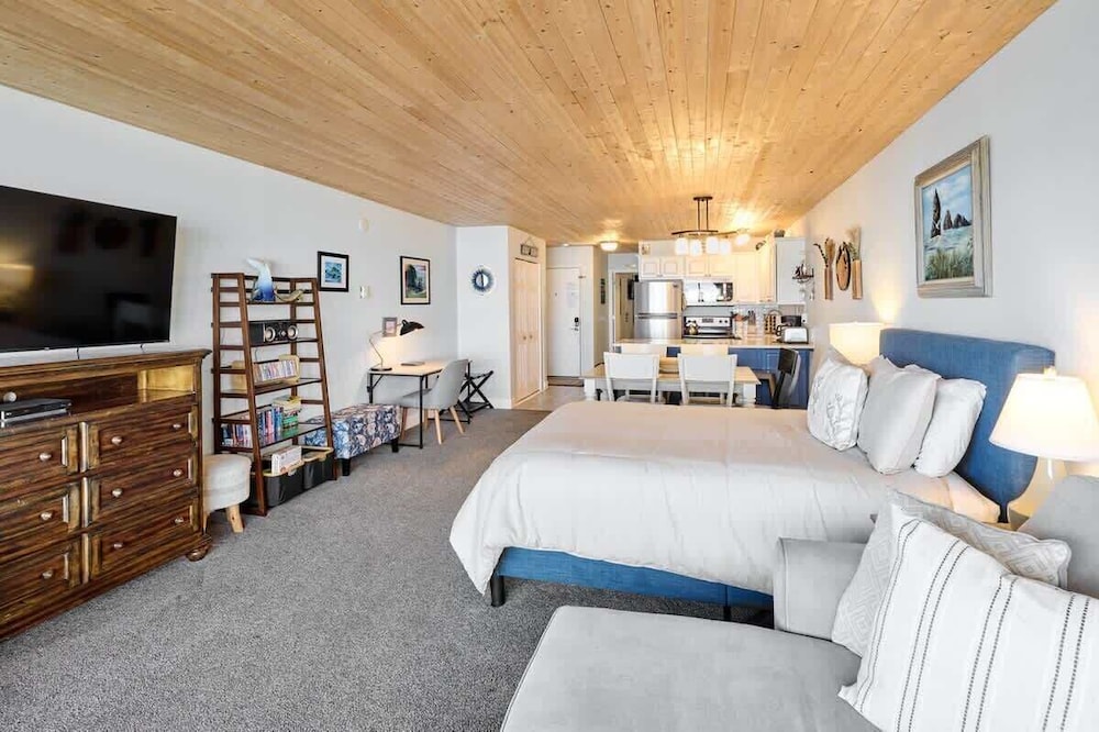 Otter Space - Spacious Sea Gypsy Condo - Sleeps 7 - Pool, Sauna, Beach! - Lincoln City, OR