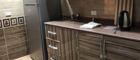 Apartamento Deluxe, 2 quartos, Vista para a cidade | Cozinha privada | Um frigorífico/congelador grande, um micro-ondas, um forno