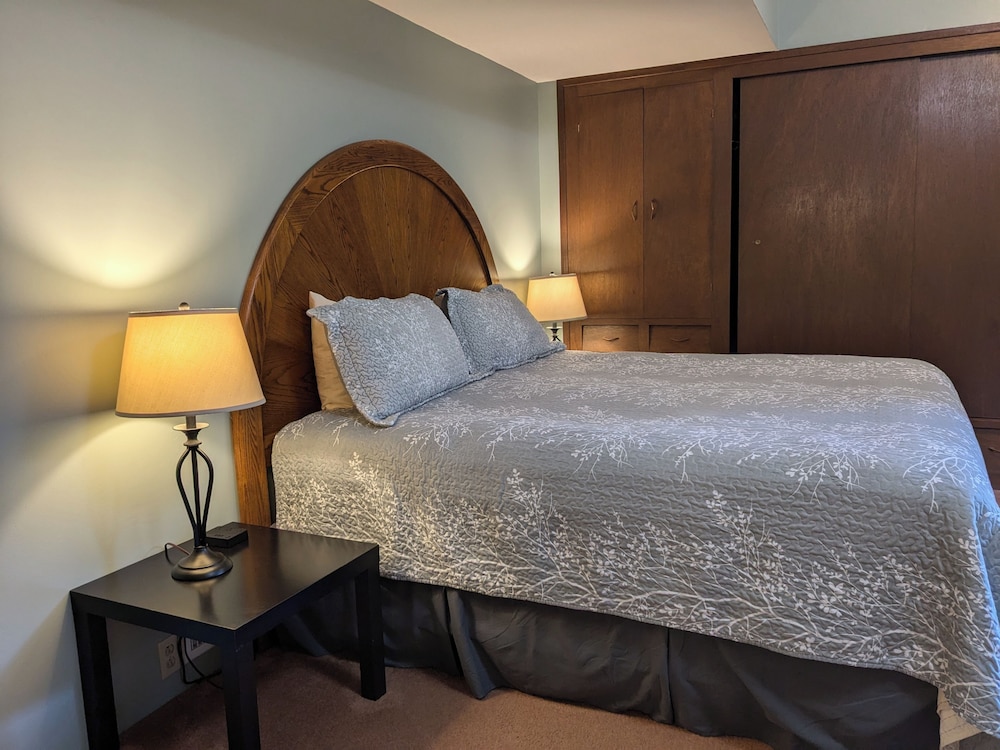 Quiet Lakeside Retreat #1 - Master Suite - Washington