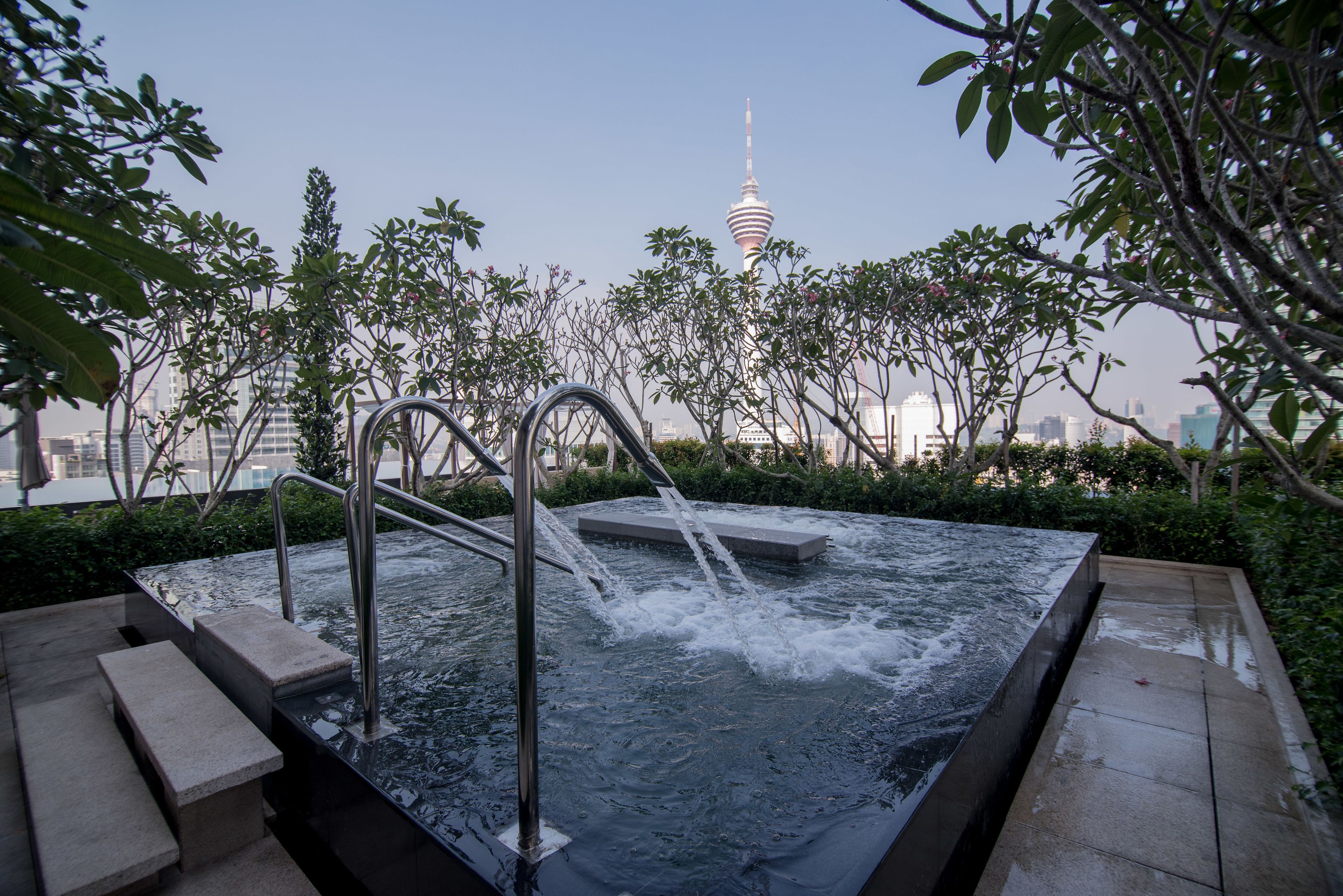 2 piscinas externas, funciona das 7h às 21h, barracas de cortesia