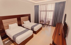 Quarto Twin | Cofre no quarto, secretária, Wi-fi grátis, roupa de cama fornecida 