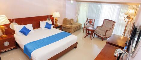 Quarto Duplo Deluxe, vista parcial para o lago | 1 quarto, secretária, secretária adequada para computadores portáteis