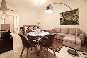 Suite Deluxe, banheira de hidromassagem | Cofre no quarto, com decoração personalizada 