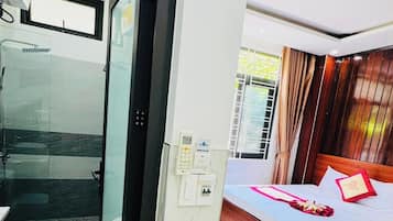 Quarto Duplo Deluxe (Window) | Roupa de alta qualidade, edredões de penas, camas de colchão pillowtop