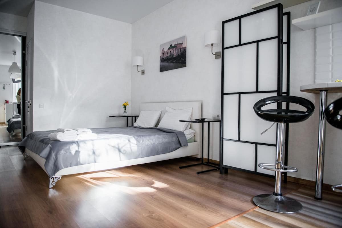Quarto Duplo Económico, no rés do chão | Roupa de alta qualidade, cortinas/cortinados opacos
