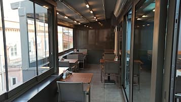 Pequeno-almoço tipo buffet diário (25 EUR por pessoa)