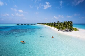 Uma praia privada, praia de areia branca, espreguiçadeiras 