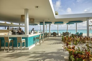 3 bares/lounges, um bar à beira da piscina 