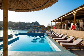 Piscina externa, funciona das 8h30 às 18h, guarda-sóis, espreguiçadeiras