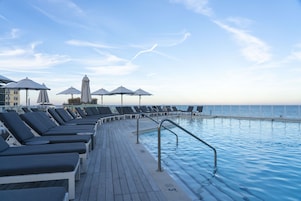 Piscina exterior sazonal, da(s) 8:00 à(s) 20:00, guarda-sóis