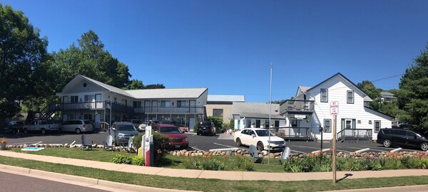 Harbor's Edge Motel - Bayfield, WI