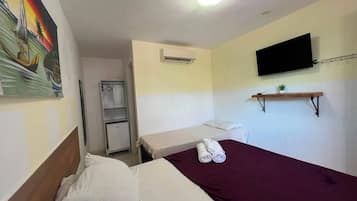 Quarto Triplo Standard, várias camas, não fumadores | 1 quarto, cortinas/cortinados opacos, Wi-fi grátis