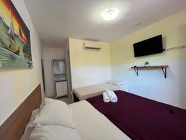 Quarto triplo standard, várias camas, para não fumantes | 1 quarto, cortinas blackout, Wi-Fi de cortesia, roupa de cama