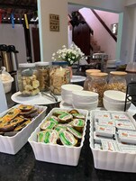 Café da manhã com buffet grátis todos os dias