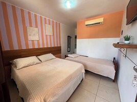 Quarto triplo standard, várias camas, para não fumantes | 1 quarto, cortinas blackout, Wi-Fi de cortesia, roupa de cama