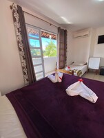 Quarto quádruplo econômico, várias camas, para não fumantes | 1 quarto, cortinas blackout, Wi-Fi de cortesia, roupa de cama