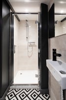 Suite, vista para o pátio | Duche na casa de banho