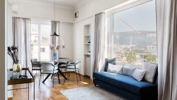 Apartamento, 3 quartos | Sala de estar | Smart TV 43 polegadas com canais via satélite, TV, Netflix