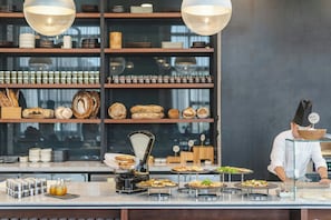Um frigorífico/congelador grande, uma cafeteira/bule 