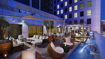 Piscina externa, funciona das 6h às 23h30, espreguiçadeiras