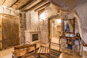 2 quartos, frigobar, cofres nos quartos, individualmente decorados