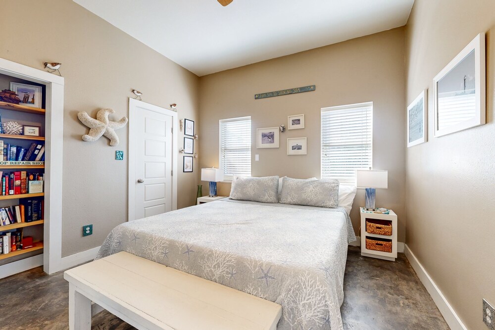 Pet Friendly, Fenced Back Yard, Outdoor Seating, Golf Cart Access - Port Aransas, TX