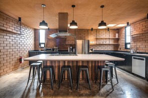 Um frigorífico no espaço comum, utensílios de cozinha 