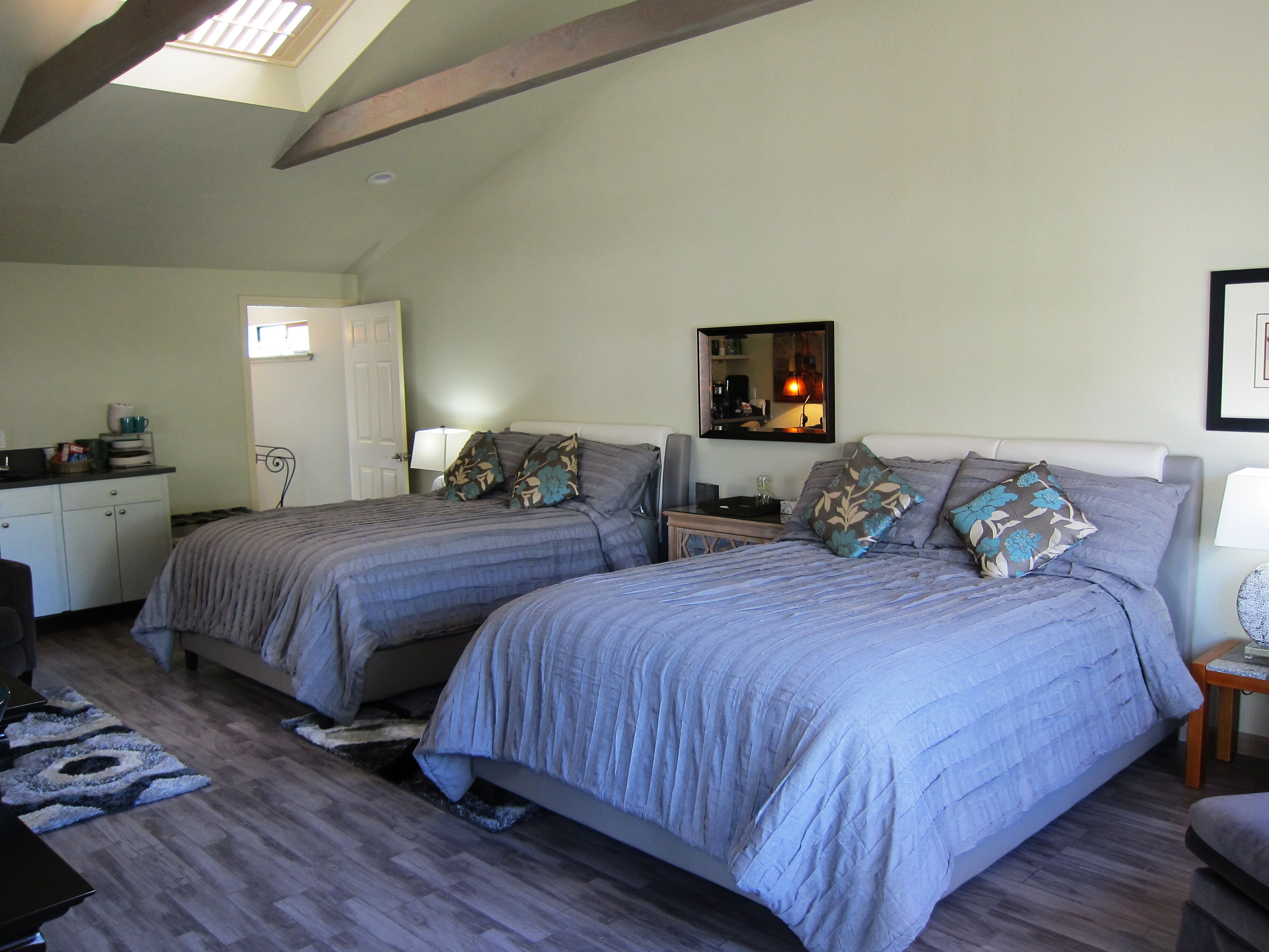 Private Guest House 1br 2br=gated 24/7 Check-in =Hi Speed Wi-fi=on Sight Parking - Los Angeles, CA