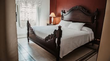 Quarto Superior, 1 cama king-size, não fumadores, Vista para a cidade | Roupa hipoalergénica, edredões de penas, cortinas/cortinados opacos