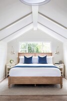 Suite-Estúdio de Luxo, várias camas (Upstairs with 1 King Bed& 2 Twin Beds) | Vista do quarto