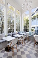 Pequeno-almoço preparado no momento diário incluído 